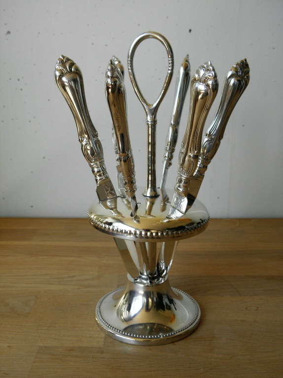 Seks gamle fruktkniver i stativ - Epla