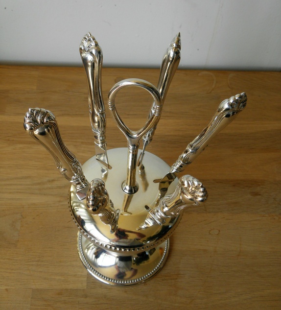 Seks gamle fruktkniver i stativ - Epla