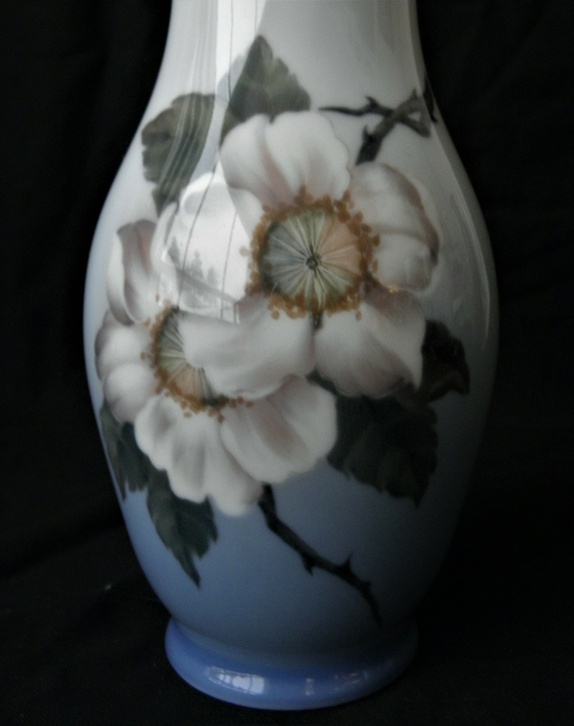Kongelig Dansk Porselen- Vakker vase - Epla