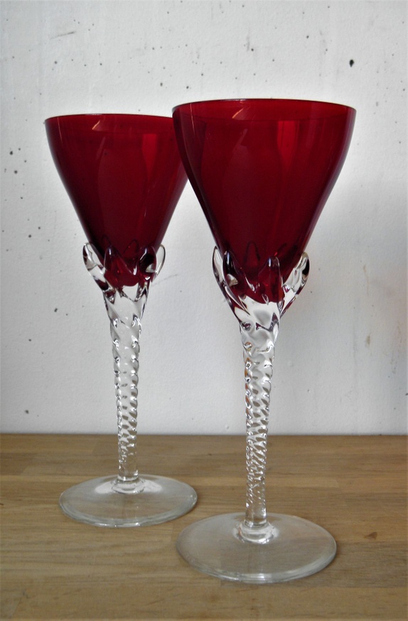 Seks røde vinglass - Epla