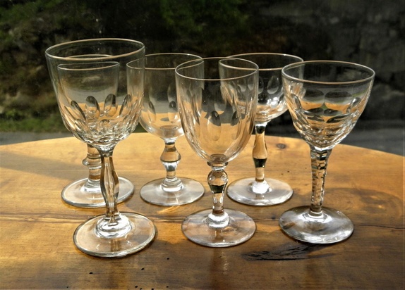 Seks gamle/ antikke dram- vinglass - Epla