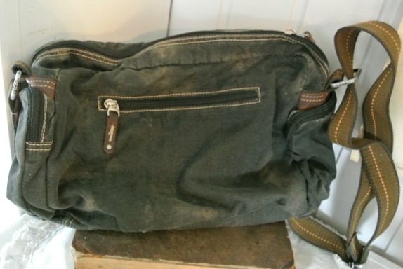 Grå veske med brun hanke og masse lommer - Epla