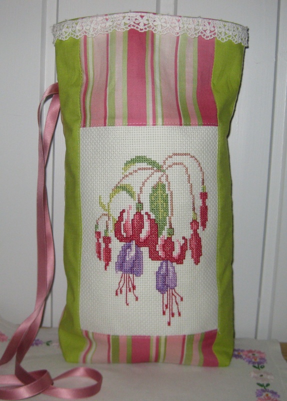 Stoffpose med broderte fuksia - Epla