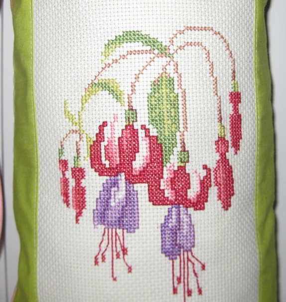 Stoffpose med broderte fuksia - Epla