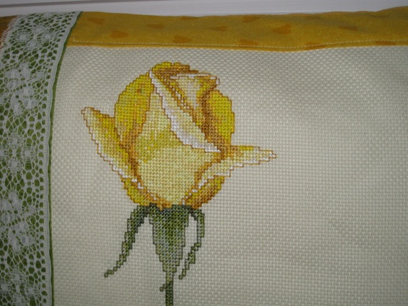 Nydelig pute med brodert rose - Epla