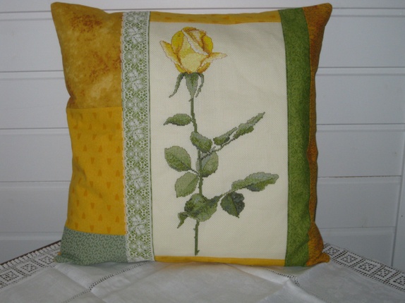 Nydelig pute med brodert rose - Epla