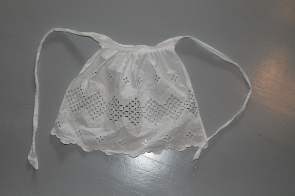 Nydelig lite forkle til minstejenta:-)) - Epla