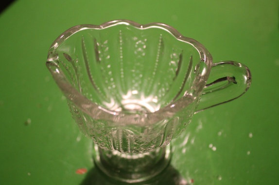 Nydelig liten fløtemugge,pressglass. - Epla