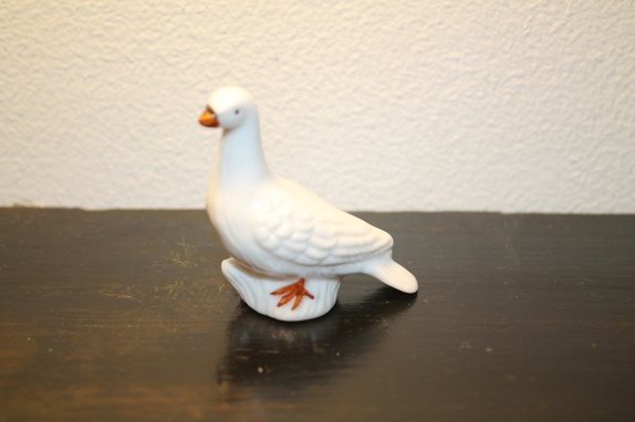 Nydelig hvit due...porselen - Epla