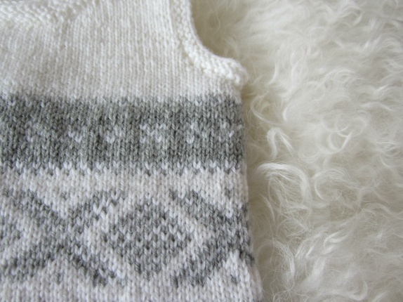 Strikket body i Marius mønster(RESERVERT) - Epla