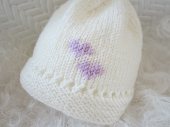 Hvit babylue m/hjerter - Epla