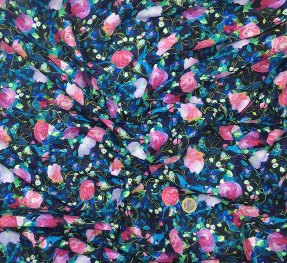 Stoff i lin med blomster på marine blå bunn - Epla