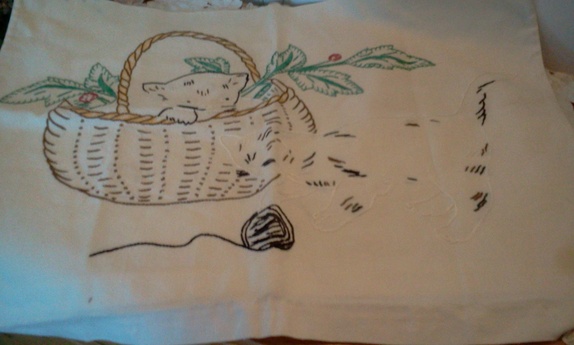 Gammelt håndbrodert putevar. - Epla