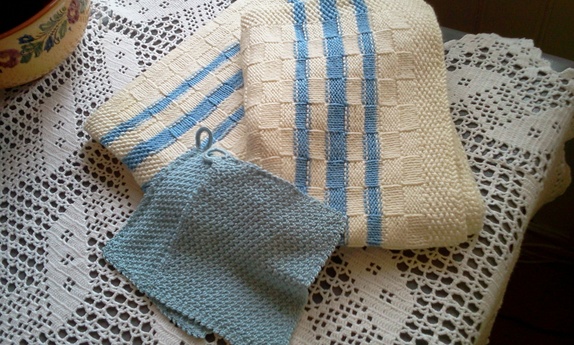 To vakre kjøkkenhåndklær og grytelapper. - Epla