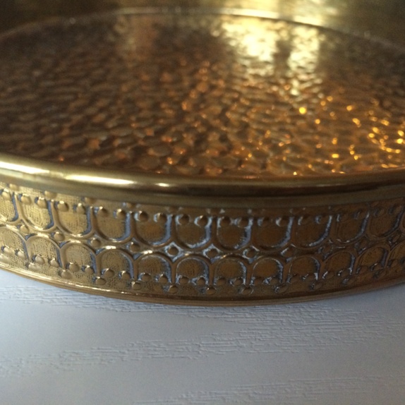 Norskprodusert fat i messing med fine detaljer - Epla