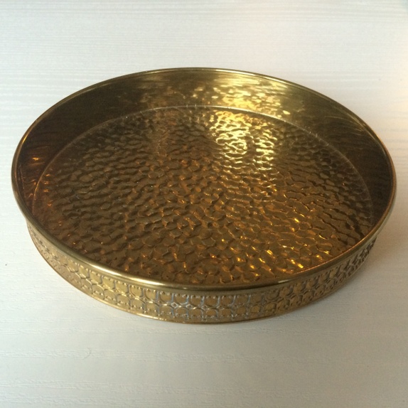 Norskprodusert fat i messing med fine detaljer - Epla