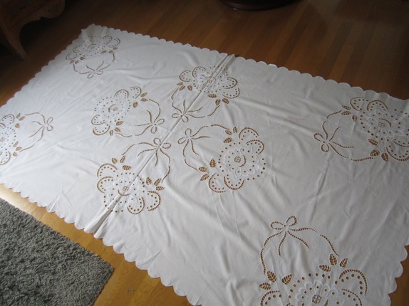 Stor hvit duk med gjennombrudt mønster - Epla