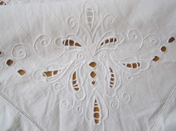 Nydelig gammel duk med broderier/gjennombrutt mønster og hullsøm - Epla