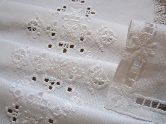 Fin hvit Hardanger løper og brikke - Epla