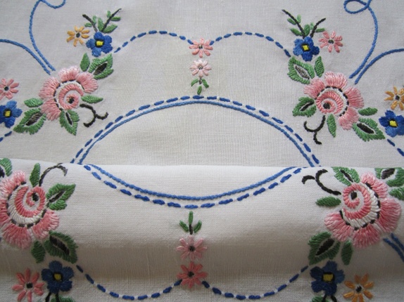 Fin duk med håndsydd blomsterdekor og pyntebånd - Epla
