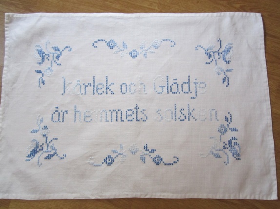 Broderi med håndsydd dekorog tekst - Epla