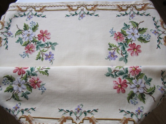Fin duk med håndsydd blomsterdekor - Epla