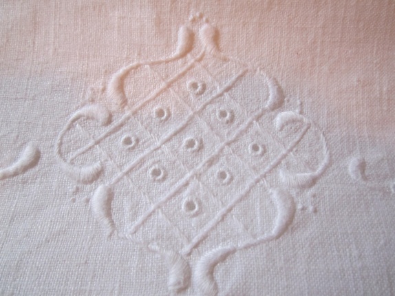 Nydelig Stor Hvit Duk i Lin med Håndsydd Hvitbroderi og heklekant - Epla