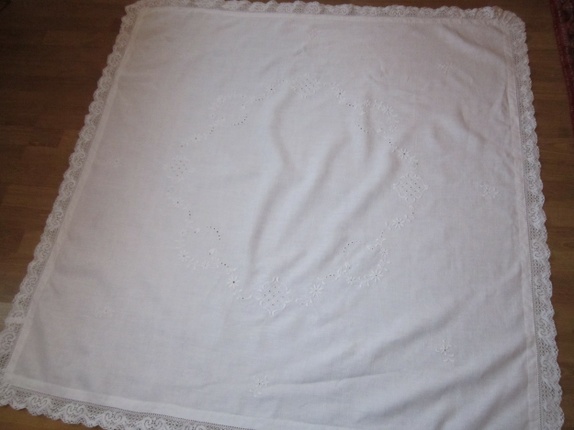 Nydelig Stor Hvit Duk i Lin med Håndsydd Hvitbroderi og heklekant - Epla