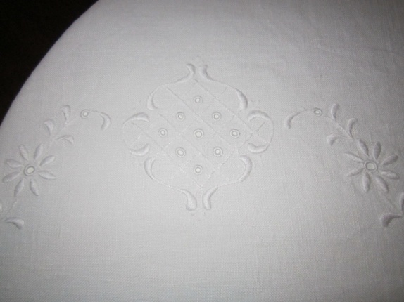Nydelig Stor Hvit Duk i Lin med Håndsydd Hvitbroderi og heklekant - Epla