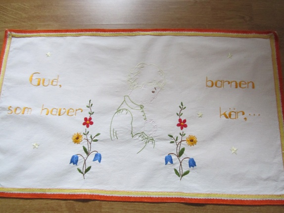 Fint gammelt håndsydd broderi med barn i bønn - Epla