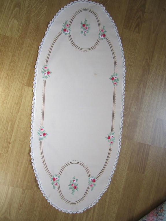 Nydelig løper med håndsydd blomsterdekor og pyntekant - Epla