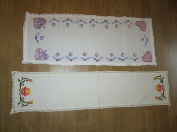 2 løpere med håndsydd dekor og pyntekant - Epla