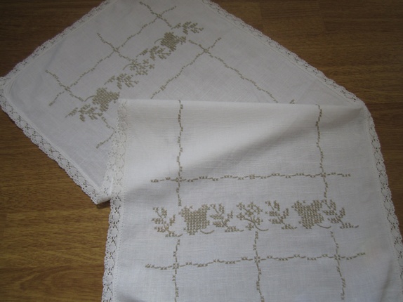 Gammel løper med håndsydd dekor og pyntekant - Epla