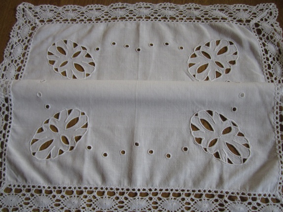 2 Fine duker med broderi og gjennombrudt mønster - Epla