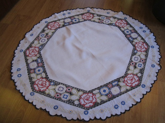 Rund duk med håndsydd dekor og tungekant - Epla