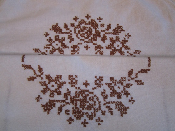 Løper med håndsydd dekor og pyntekant - Epla