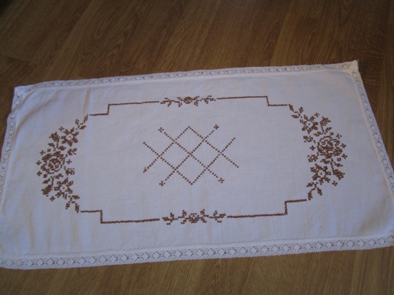 Løper med håndsydd dekor og pyntekant - Epla