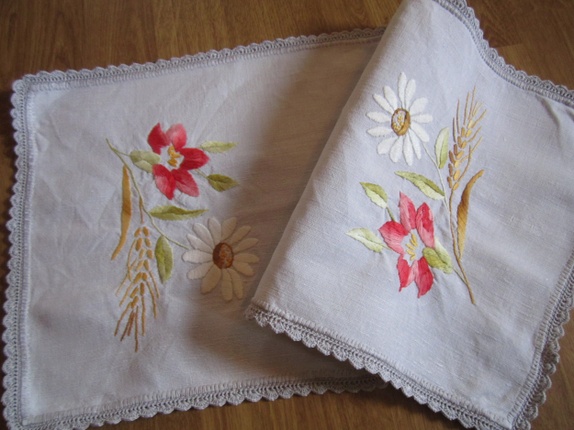 Fin gammel løper med håndsydd dekor og pyntekant - Epla