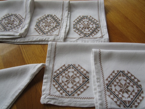 8 Servietter med håndsydd dekor - Epla
