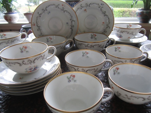 12store og 5 små kopper med tefat med blomsterdekor - Epla