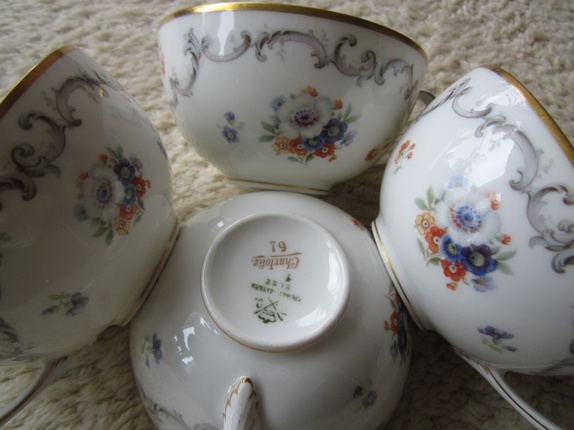 12store og 5 små kopper med tefat med blomsterdekor - Epla