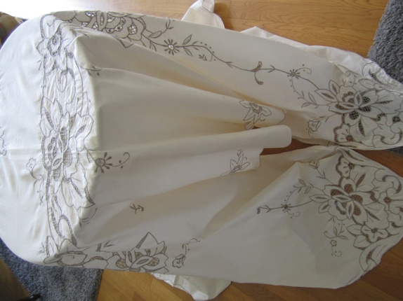 Stor duk med broderi og gjennombrudt mønster - Epla