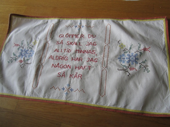 SALG -50% Gammelt broderi med håndsydd dekor og tekst - Epla