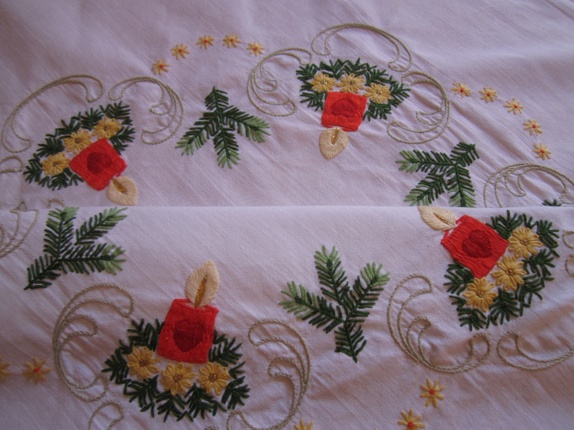 Juleduk med håndsydd dekor av granbar og julelys - Epla