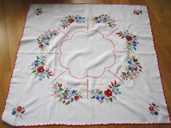 SALG nå pris 90.-Duk med fargerik håndsydd blomsterdekor - Epla