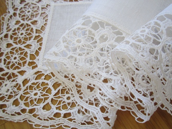 SALG nå pris 65.- hvit løper med pyntekant - Epla