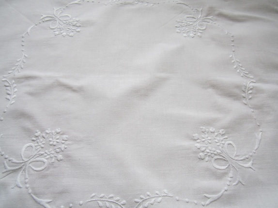 SALG nå pris 85.-fin hvit gammel duk med broderi - Epla