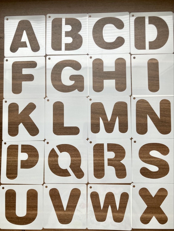 Store bokstav-sjablonger m/kost 8 cm (4756) - Epla