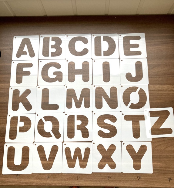 Store bokstav-sjablonger m/kost 8 cm (4756) - Epla