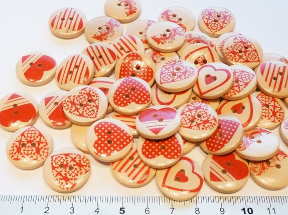 20 mm - Trehvite knapper med røde hjerter (1097) - Epla